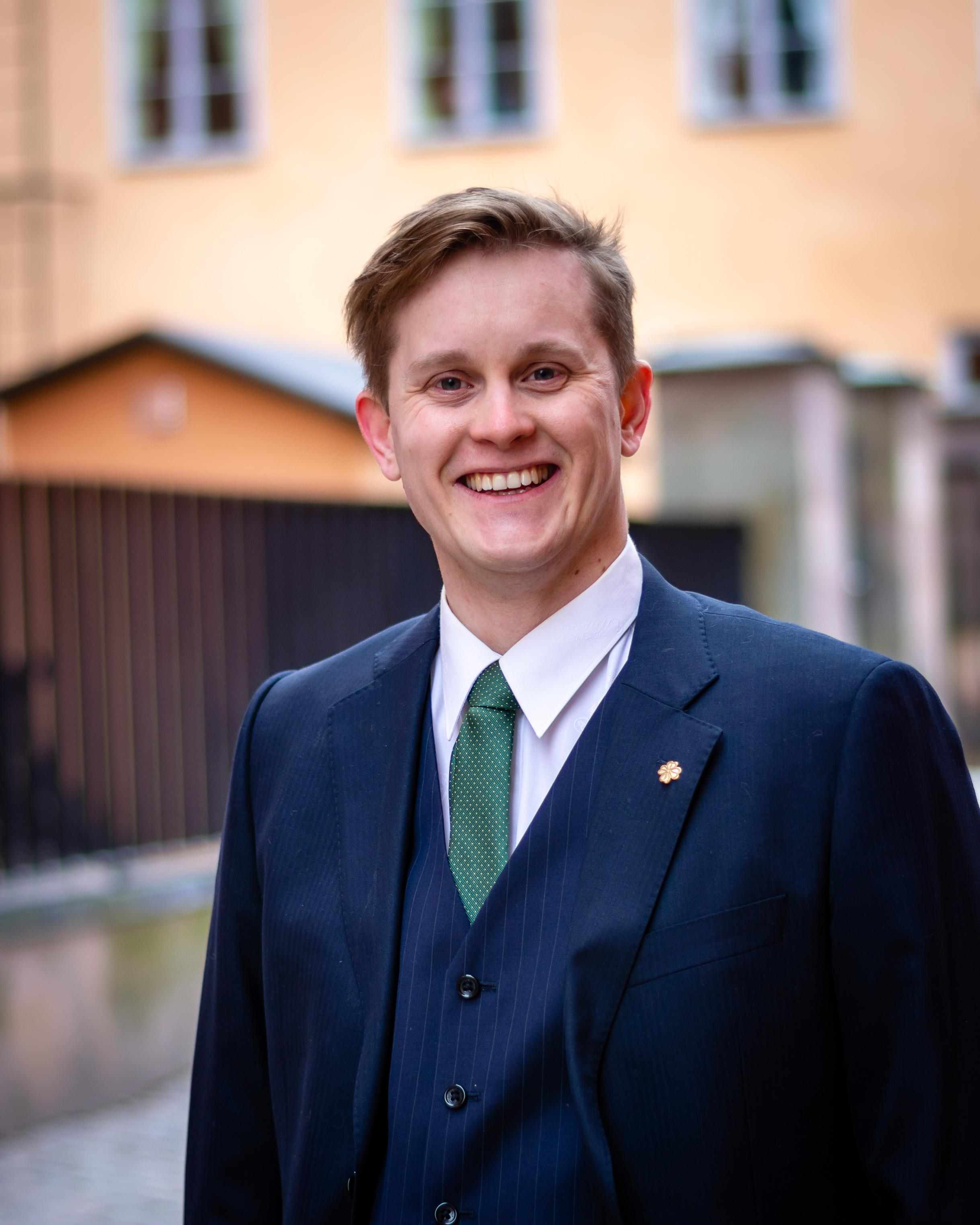 Tvinga inte människor att ta emot kontrollanter i sina hem under pandemin - Centerpartiet